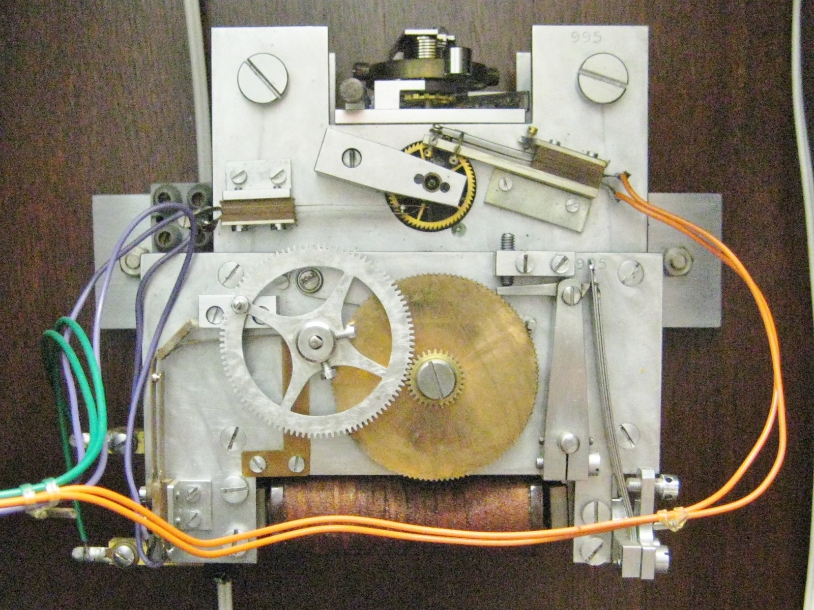 Chronometer, Electrically Wound - Physics Museum - The University of ...